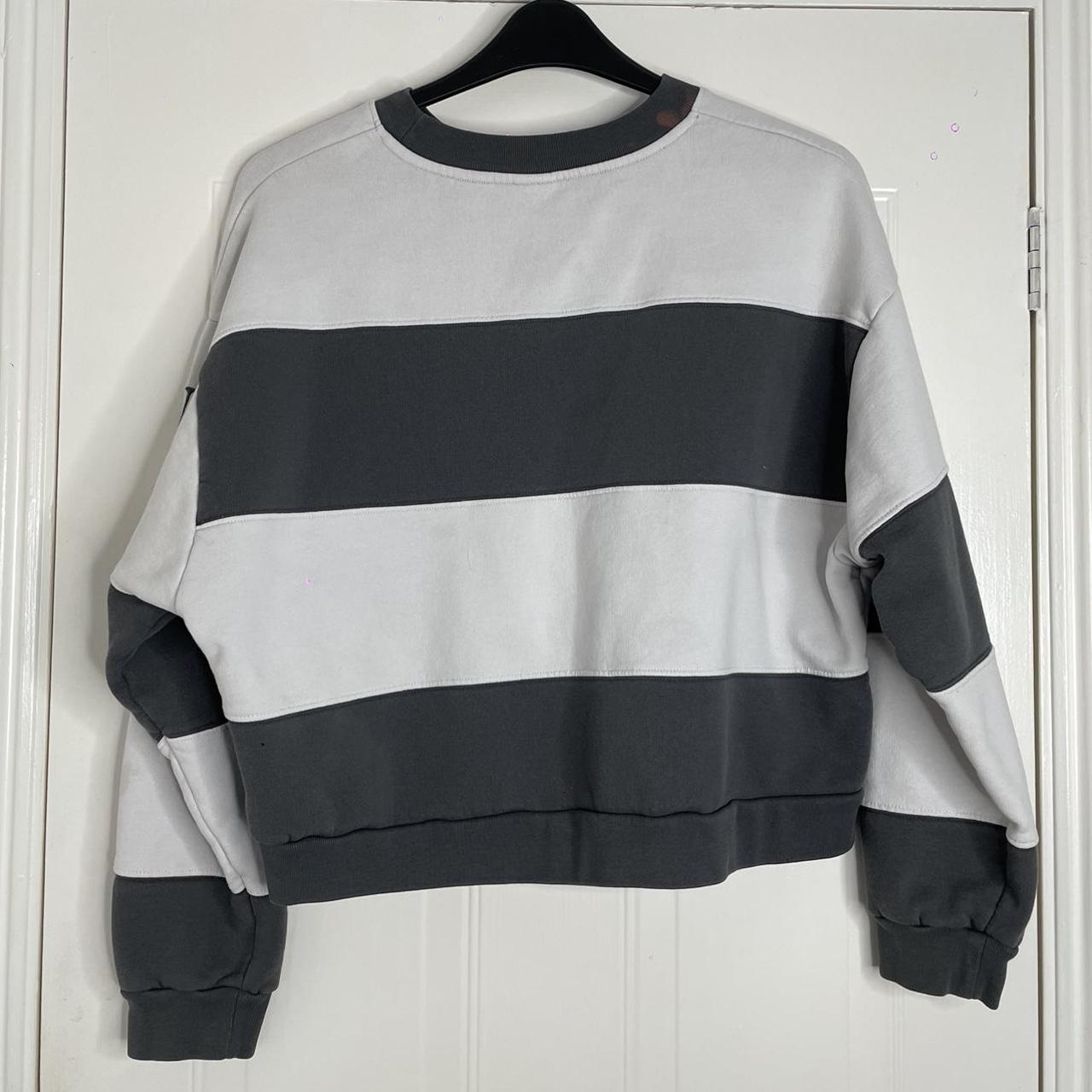 Levi's Women's White and Grey Jumper | Depop