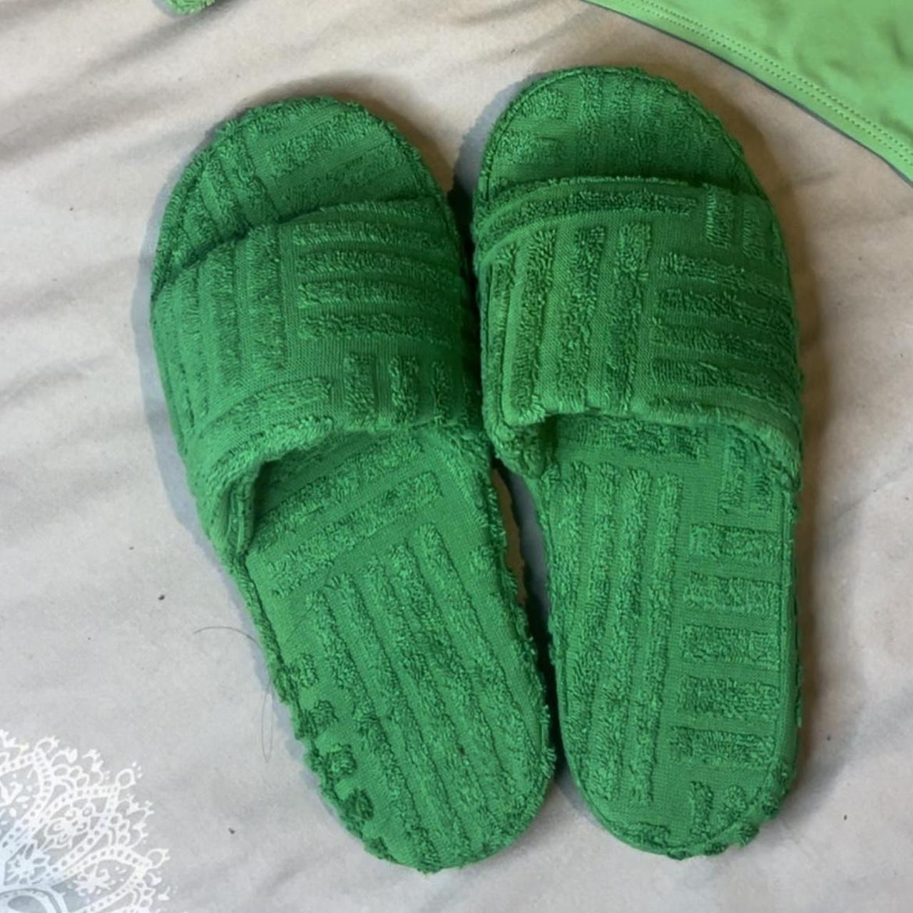 🇬🇧FREE POSTAGE🇬🇧 Green towel slides Size 4 never worn - Depop