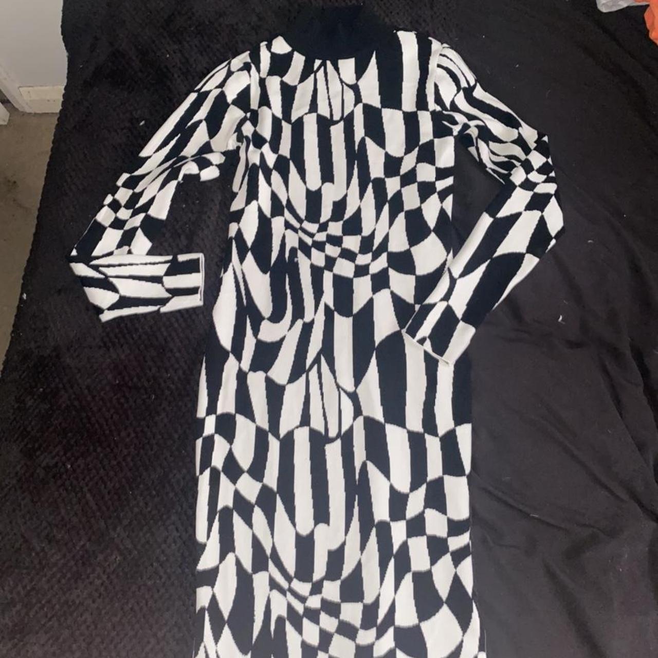 River island pattern midi dress Only worn once - Depop