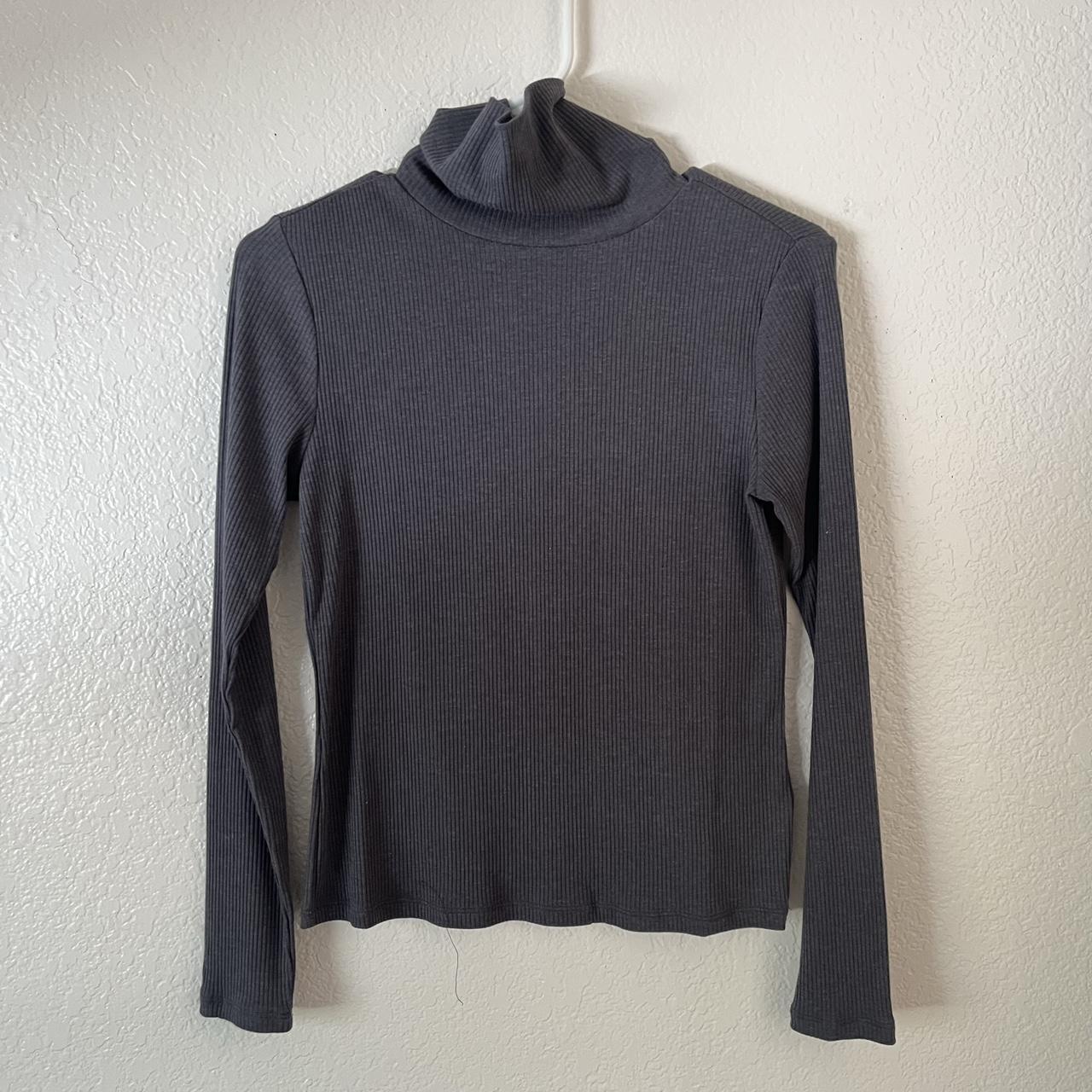 Grey turtle neck Like New Size: S/P Brand: Old Navy - Depop
