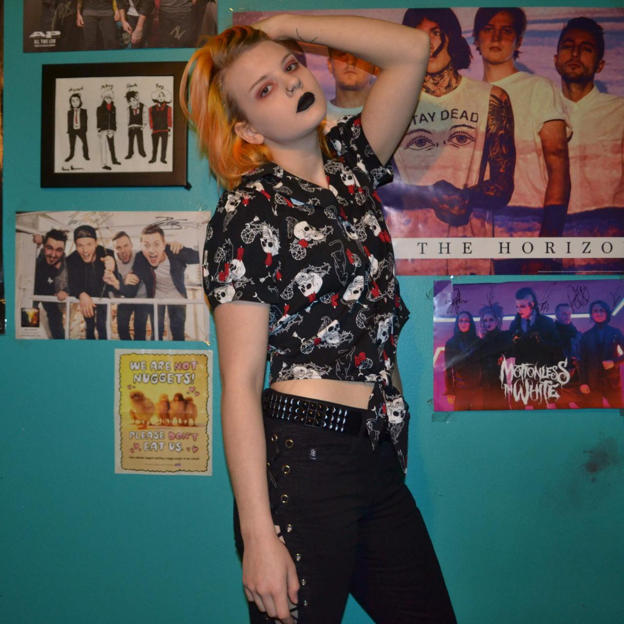 Hot Topic Women's Black and White Crop-top | Depop