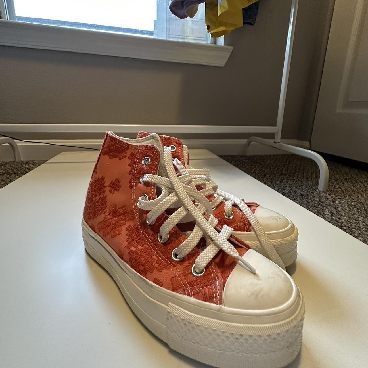 Platform Converse- has some scuffs that can be wiped... - Depop
