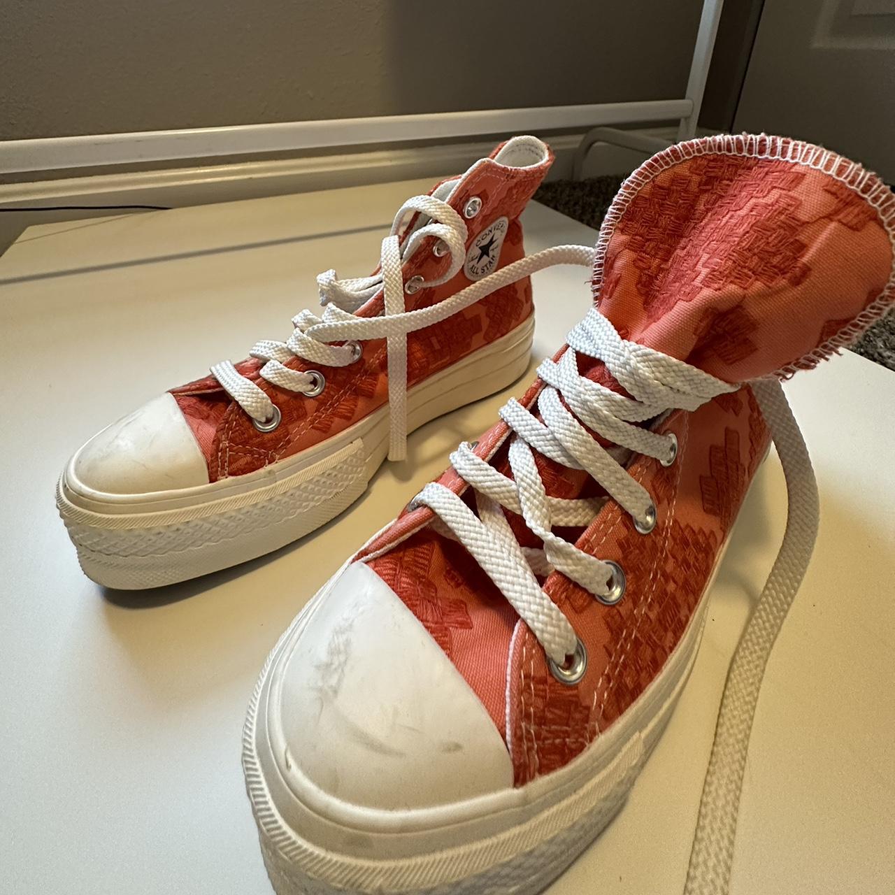 Platform Converse- has some scuffs that can be wiped... - Depop