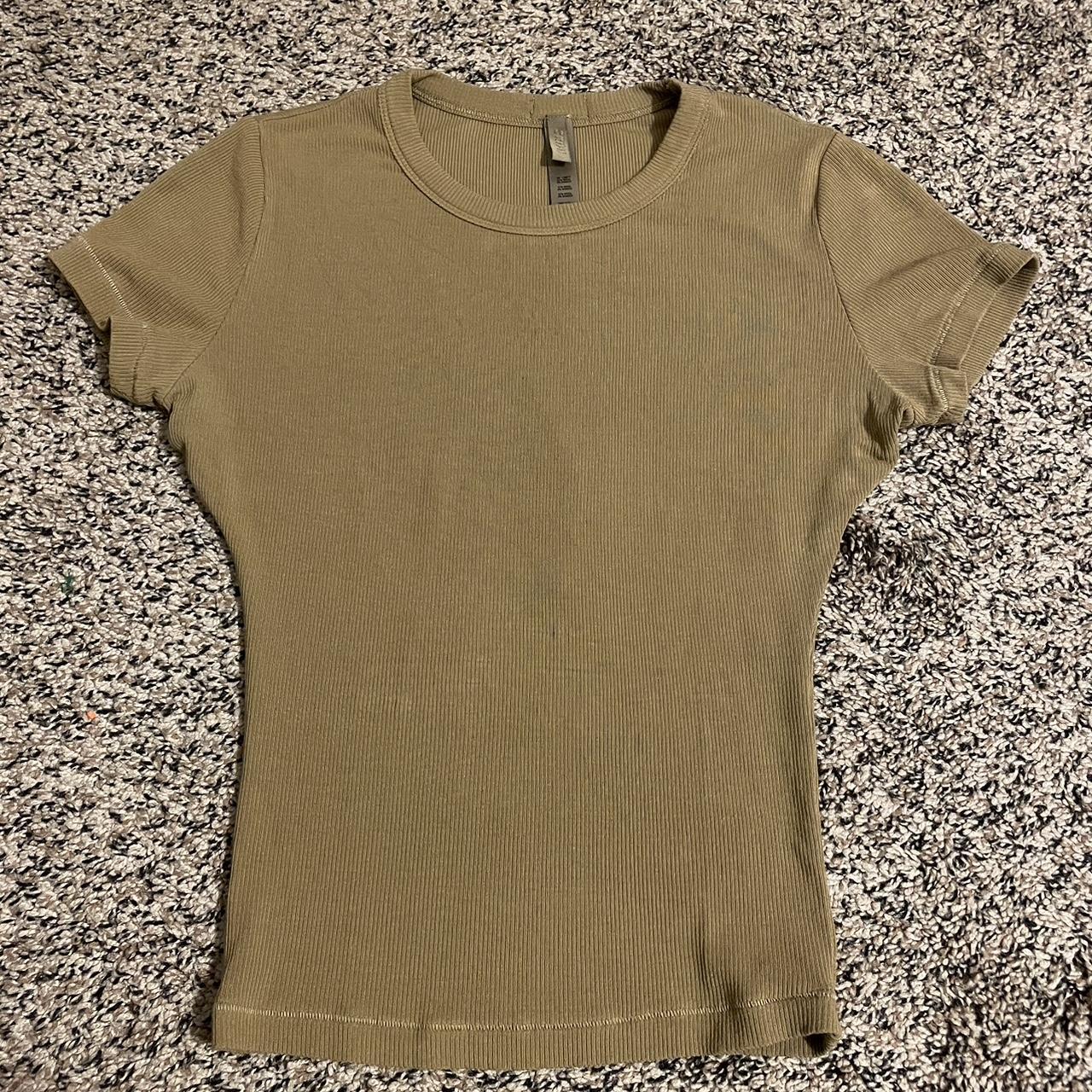 Skims Tee Gold color & in great condition - Depop