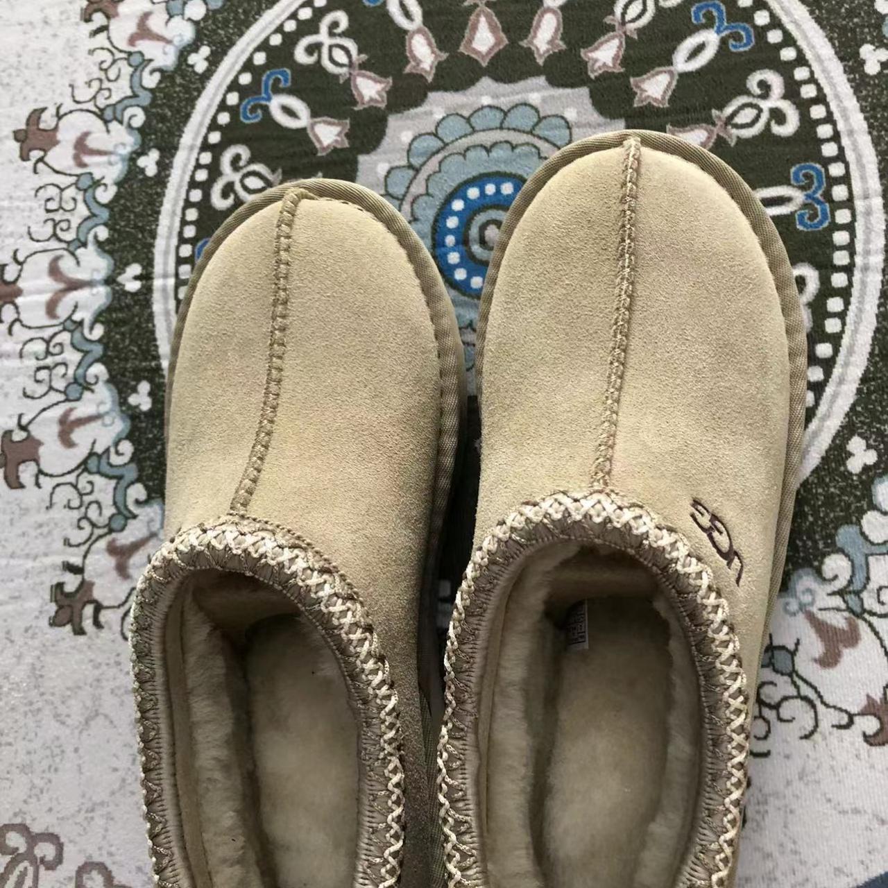 Women's Cream Slippers - Depop