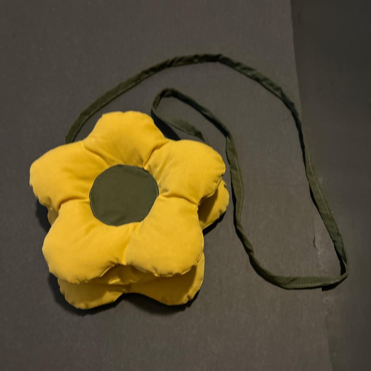 Really fun and cute flower purse. It has one pocket... - Depop