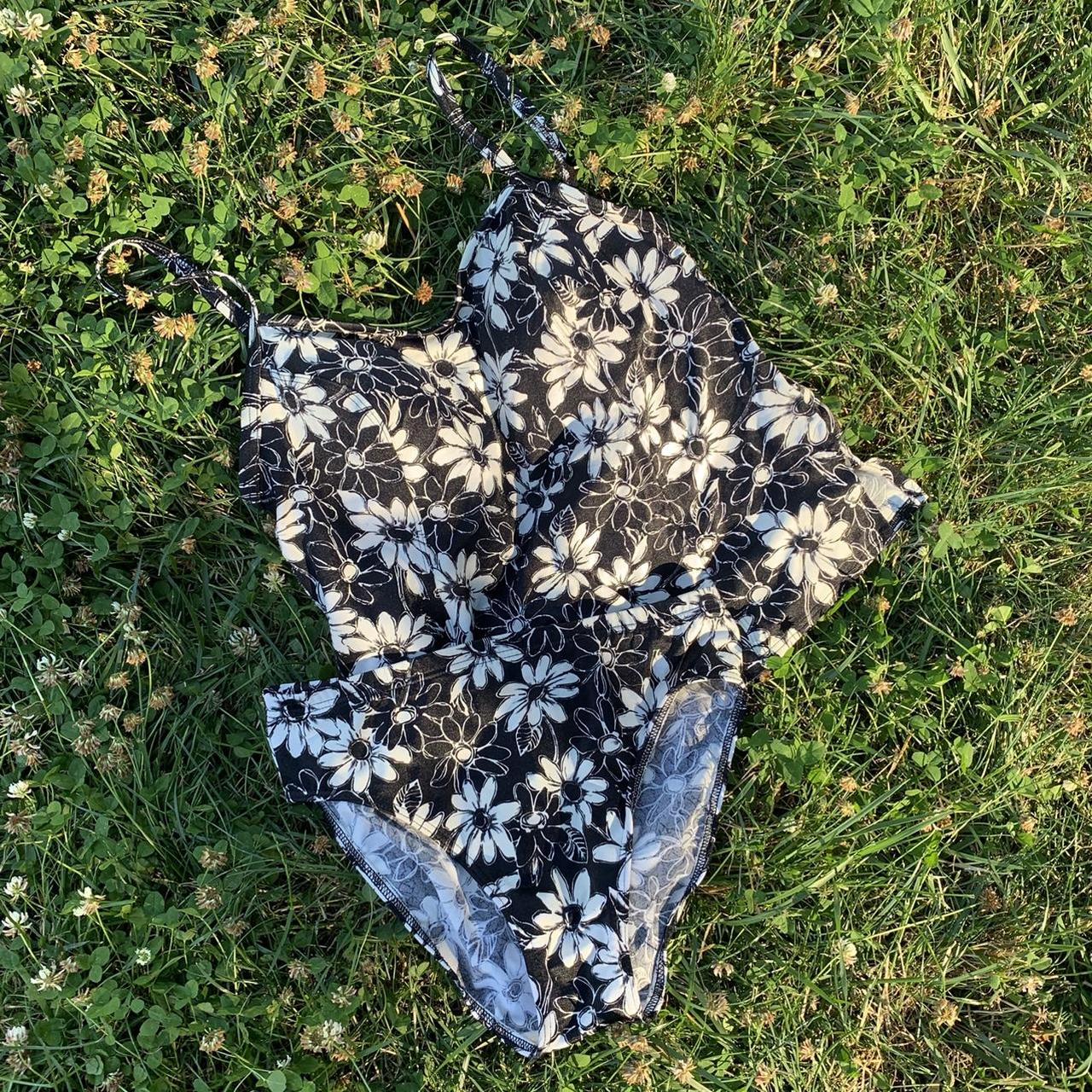Adorable black & white daisy floral print tankini... - Depop