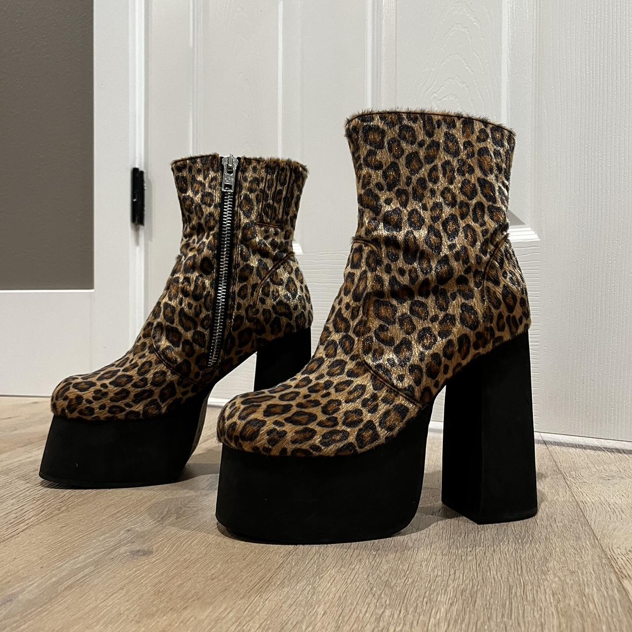 Current Mood Women's Brown and Black Boots | Depop