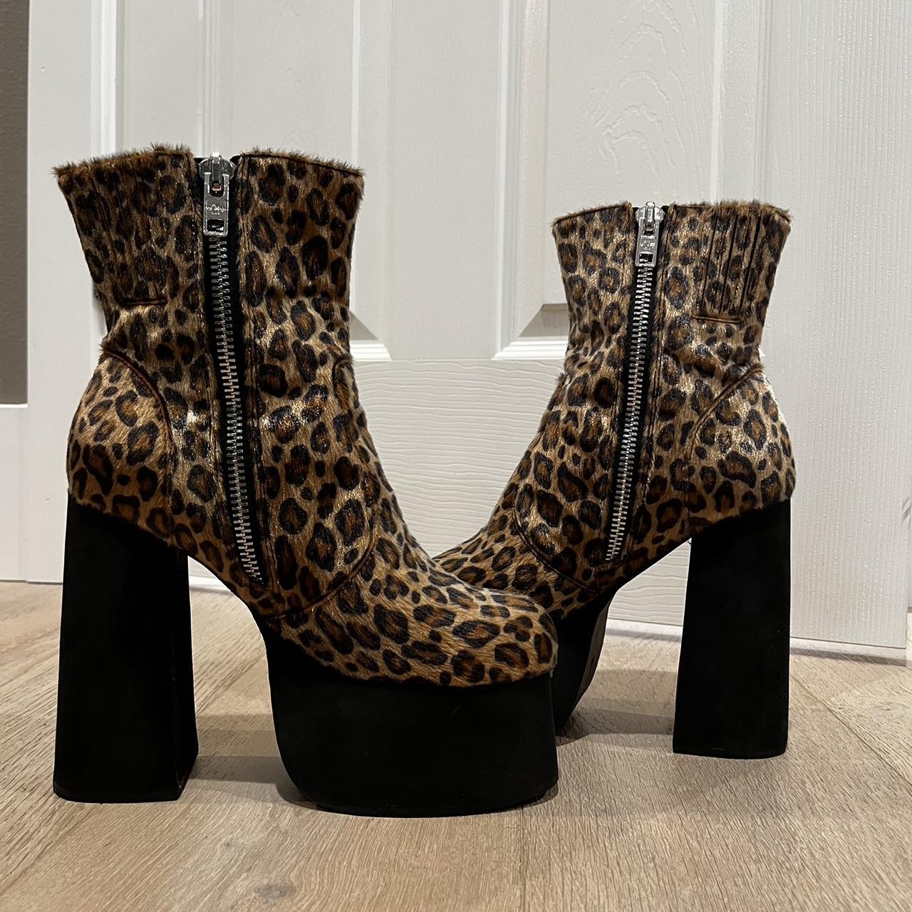 Current Mood Women's Brown and Black Boots | Depop