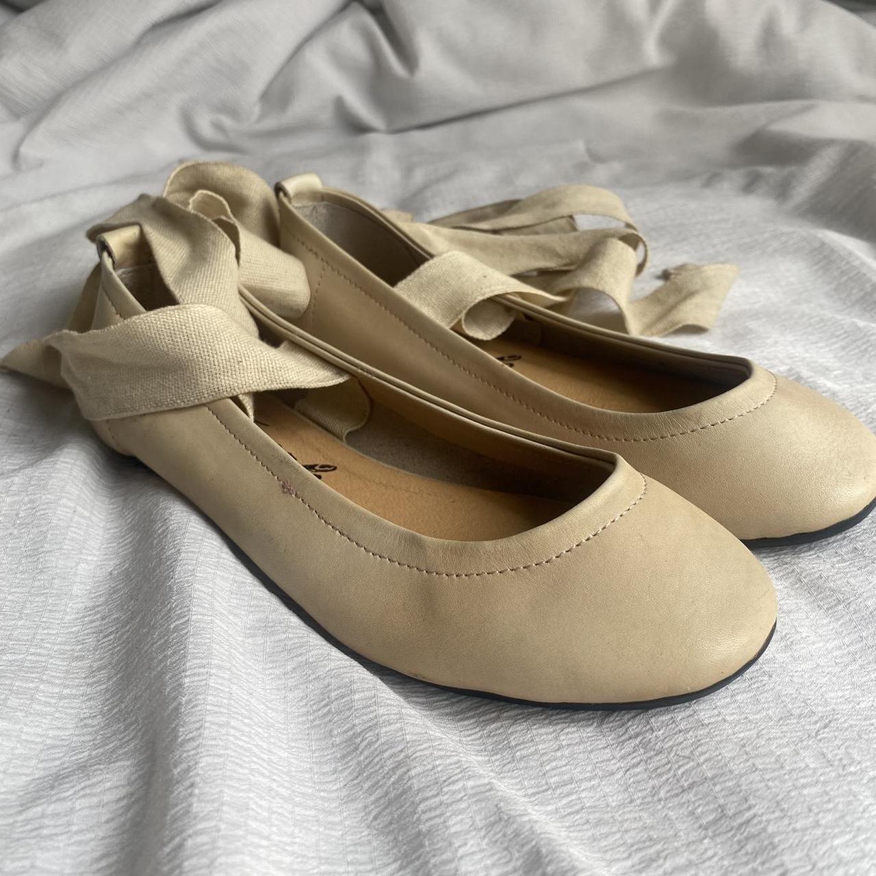 Women's Cream Ballet-shoes | Depop