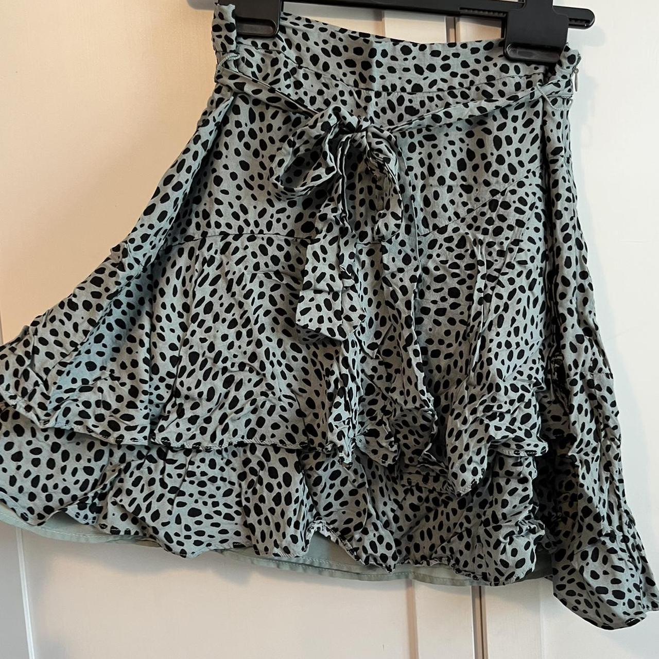 Oasis mini skirt - size uk 8 - great... - Depop