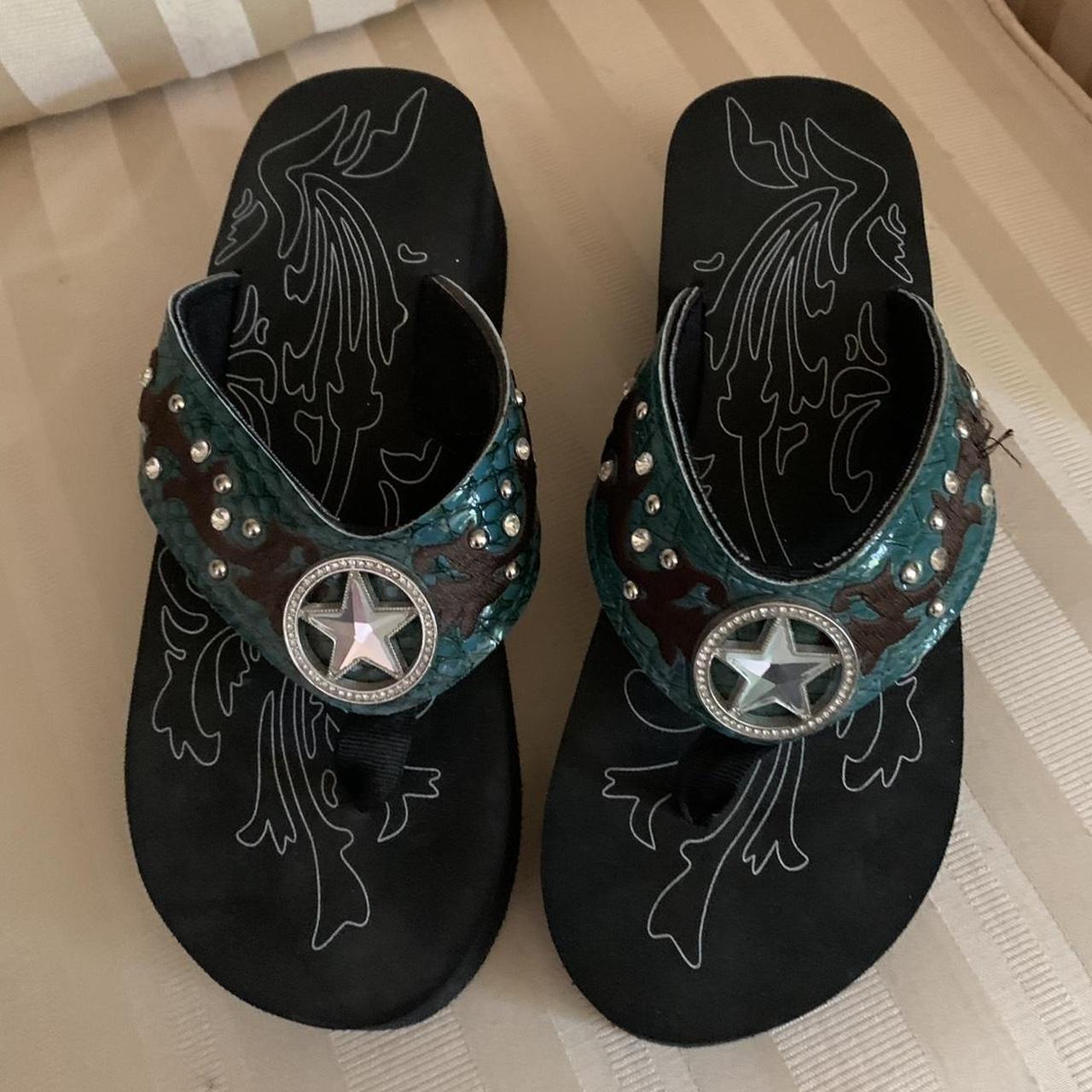 Hot Topic Women's Green and Brown Sandals | Depop