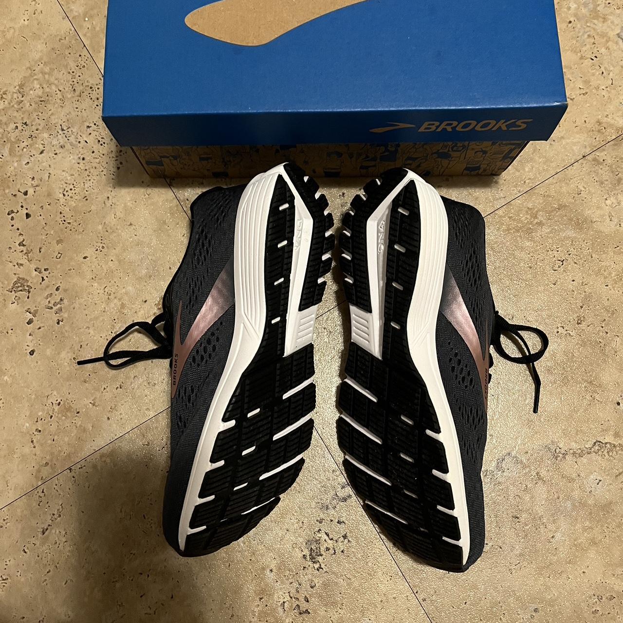 Brooks Women's Black Trainers | Depop