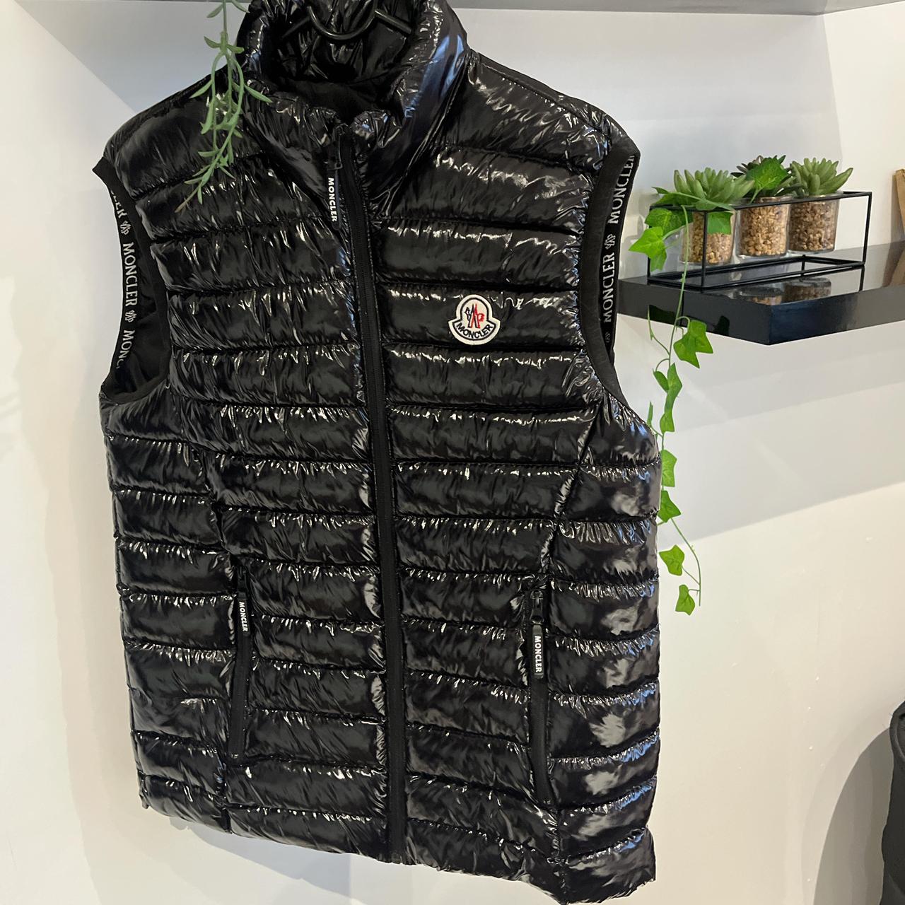Moncler Gilet/Bodywarmer Great condition Size Small - Depop