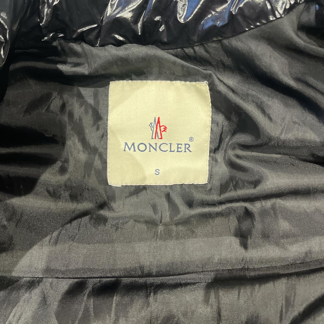 Moncler Gilet/Bodywarmer Great condition Size Small - Depop