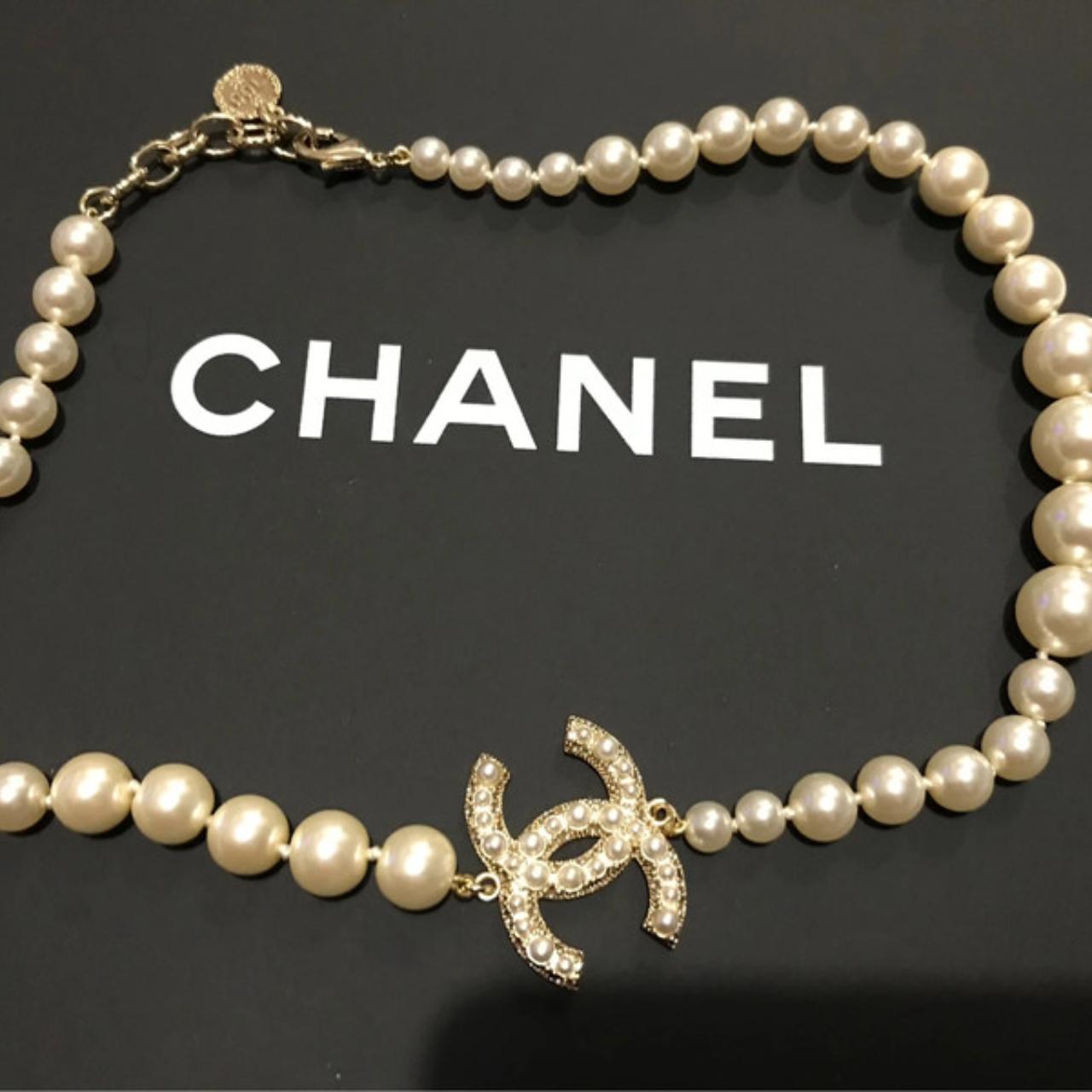 Collier CC con perle bianche - Depop