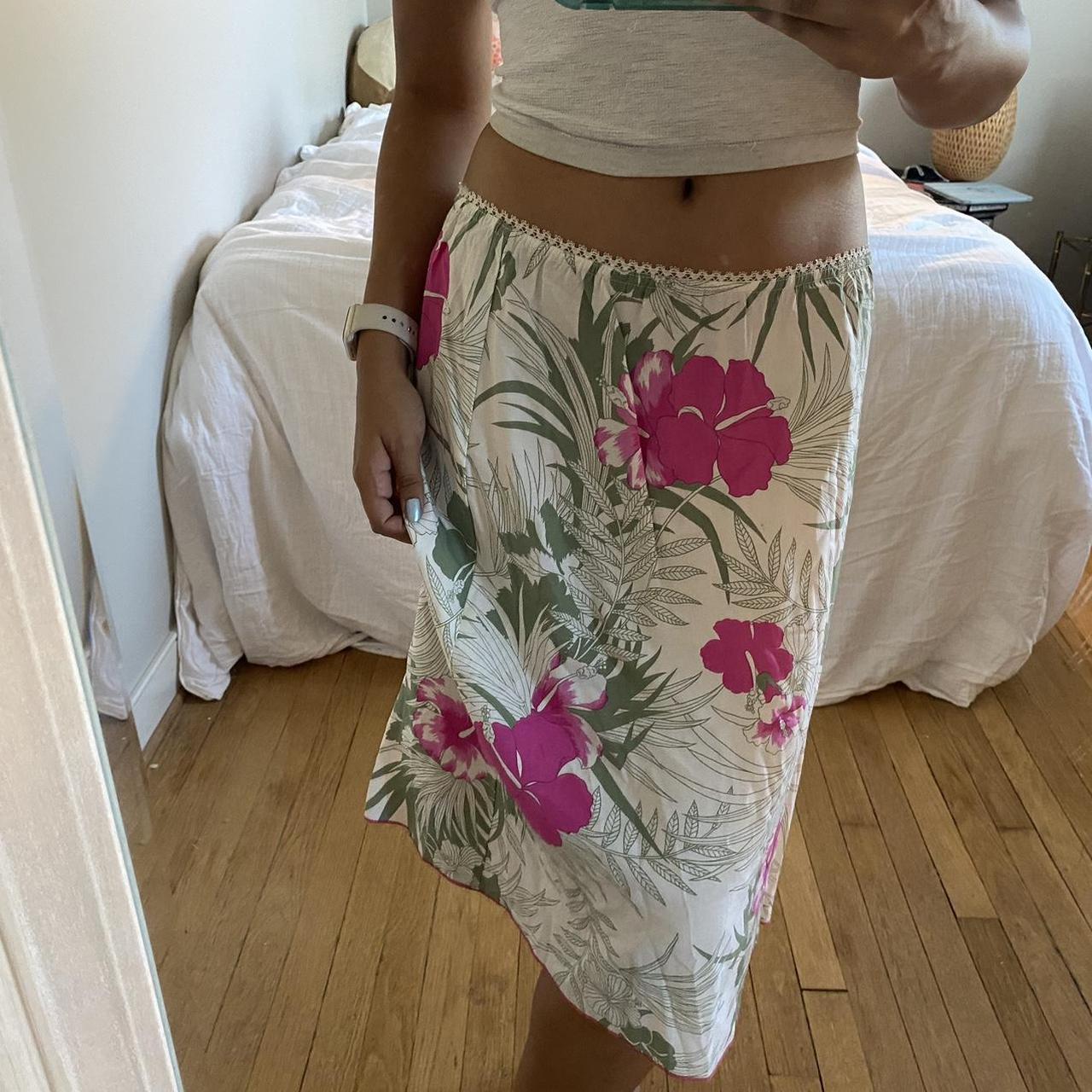 beautiful vintage ROXY skirt 🌺 fits S-L , modeled... - Depop
