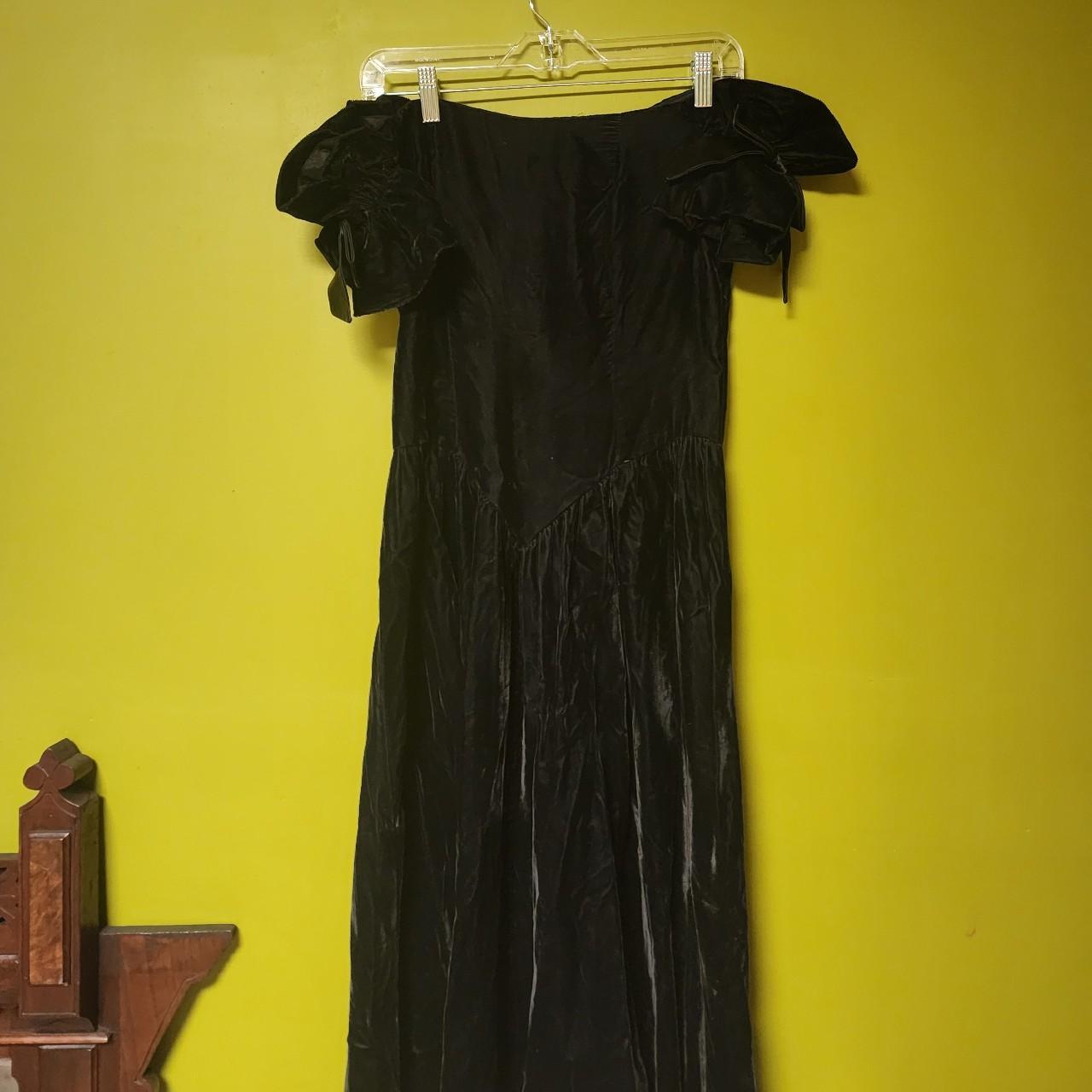 Perfect 80s goth prom dress by MODA INT'L Velvet... - Depop