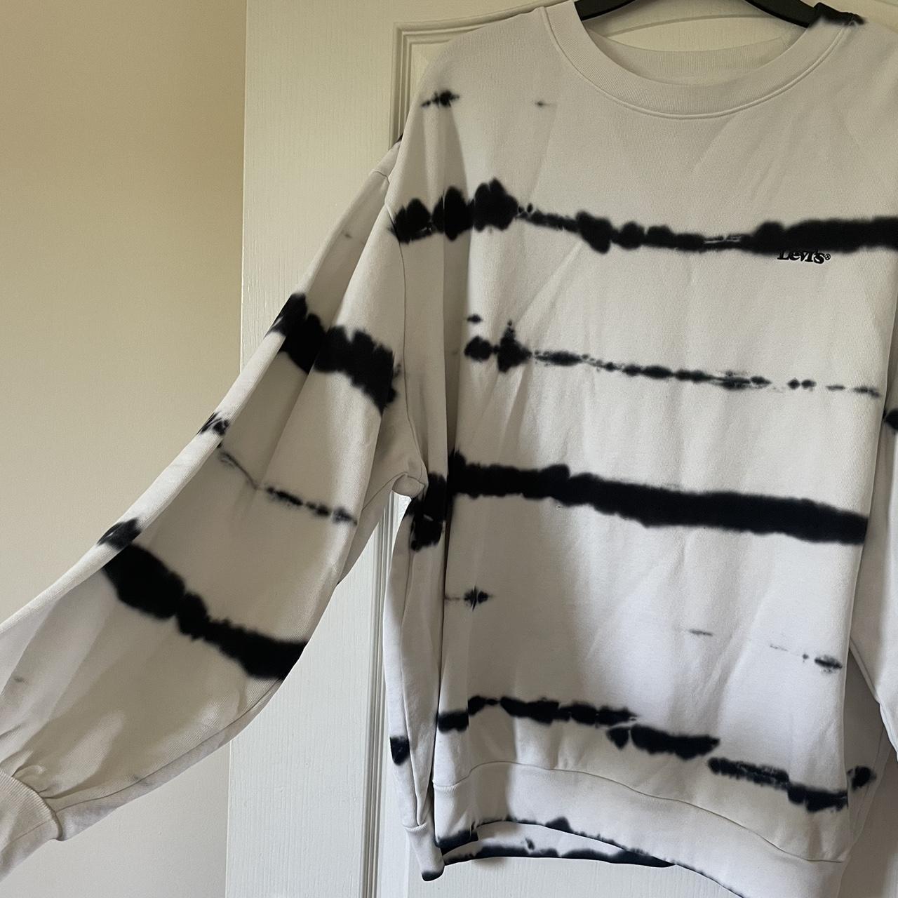 Levi's Women's Black and White Jumper | Depop