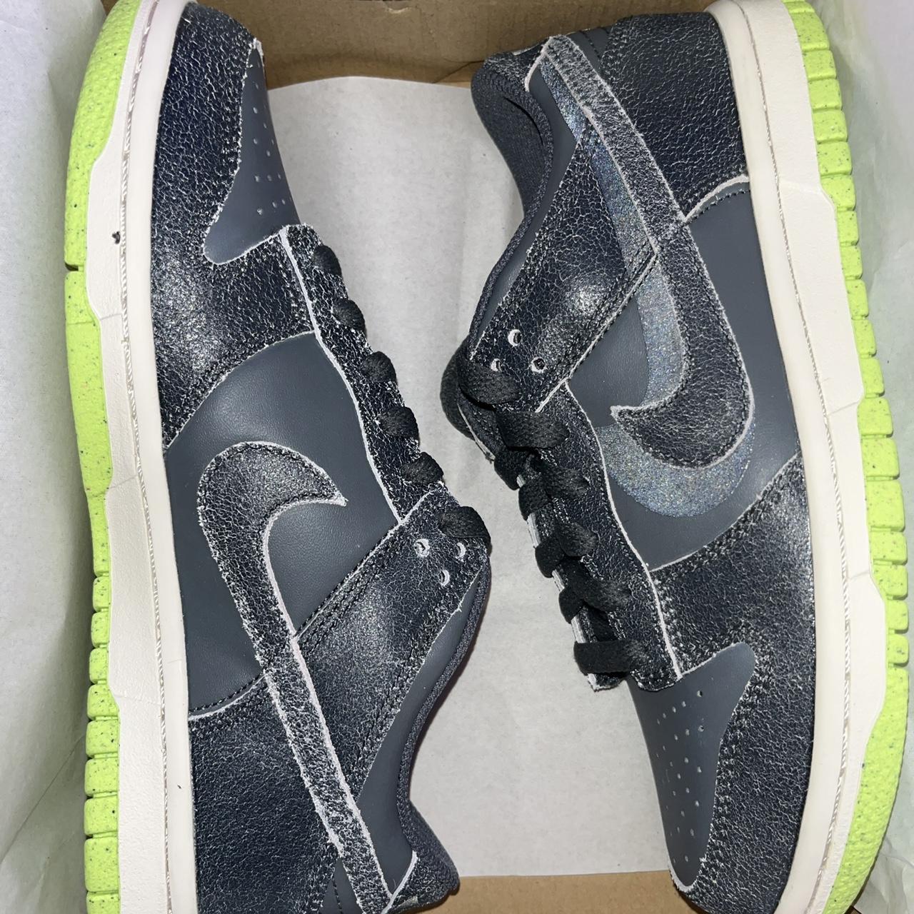 Nike Women's Grey and Green Trainers | Depop