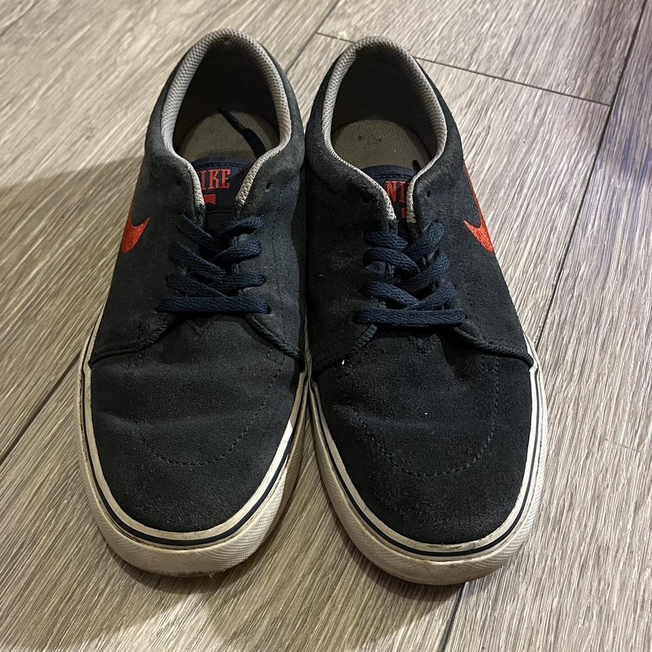 Nike Women's Navy Trainers | Depop