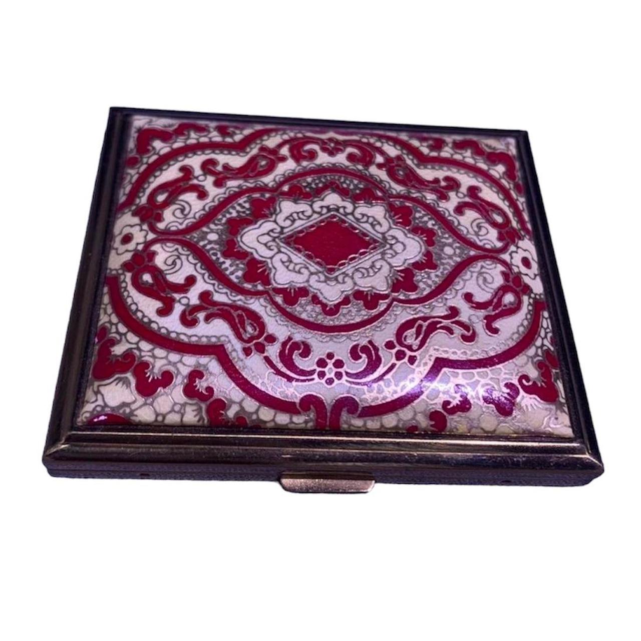 Vintage makeup compact case Not much info on it but... - Depop