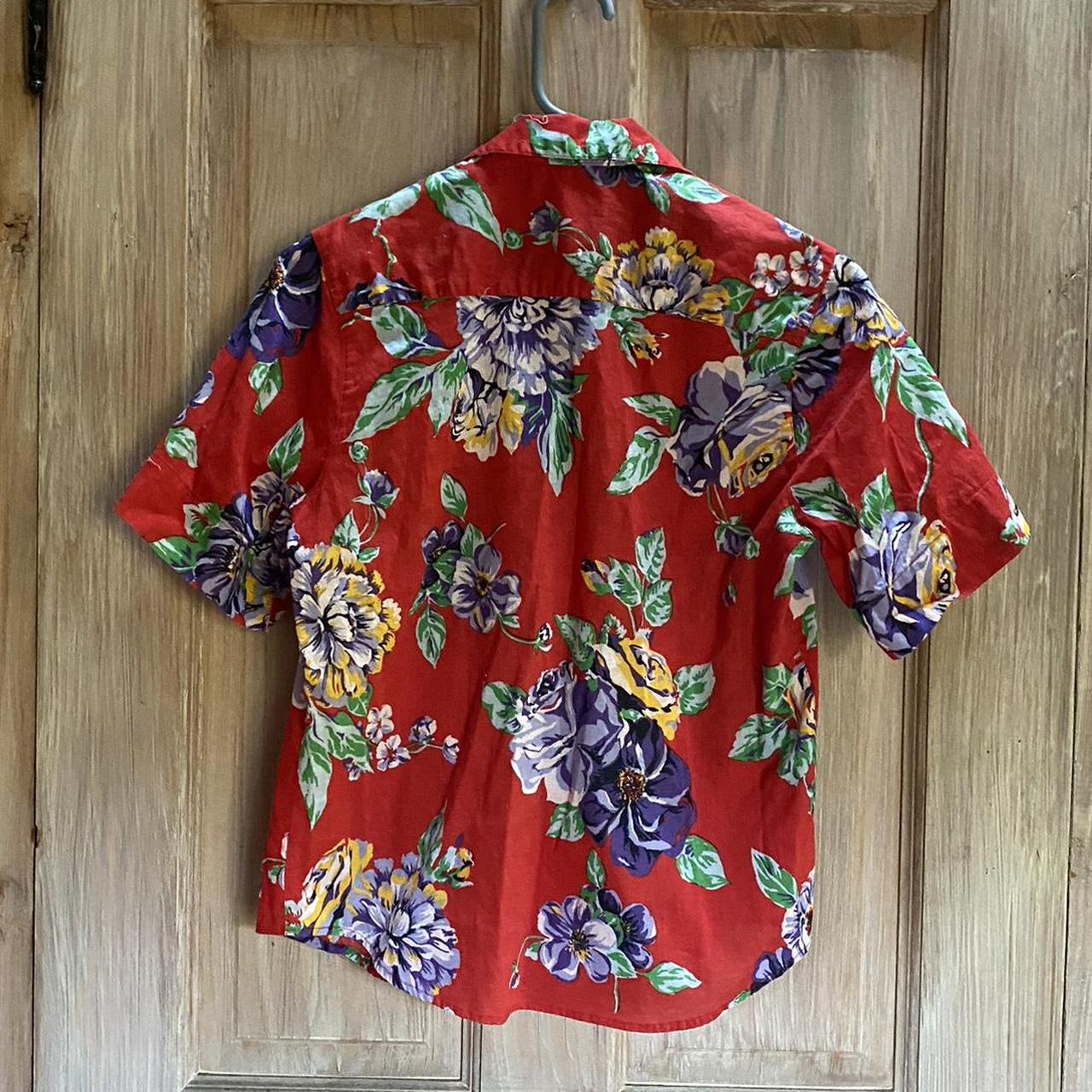 really cute red hawaiian print shirt! nice vintage... - Depop