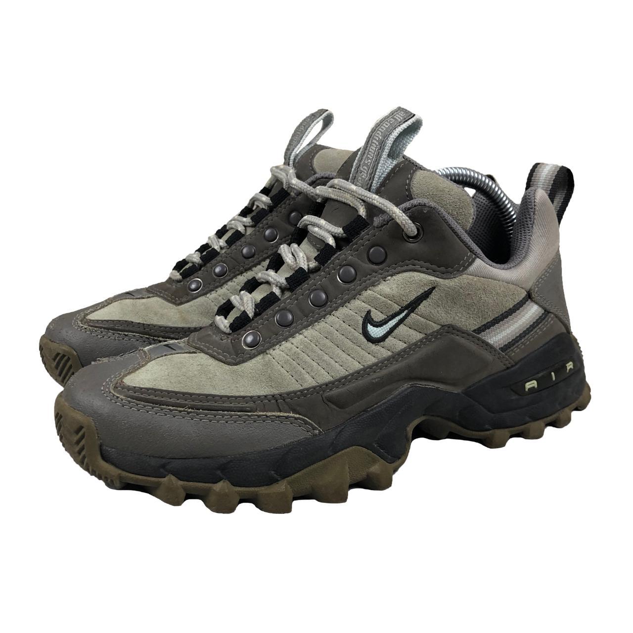 Nike ACG Women's Grey and Cream Trainers | Depop