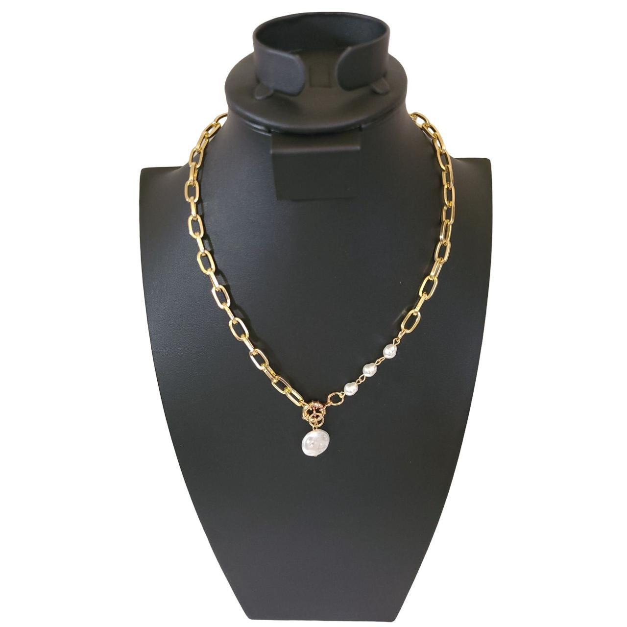 Cute gold color necklace with an imitation pearl.... - Depop