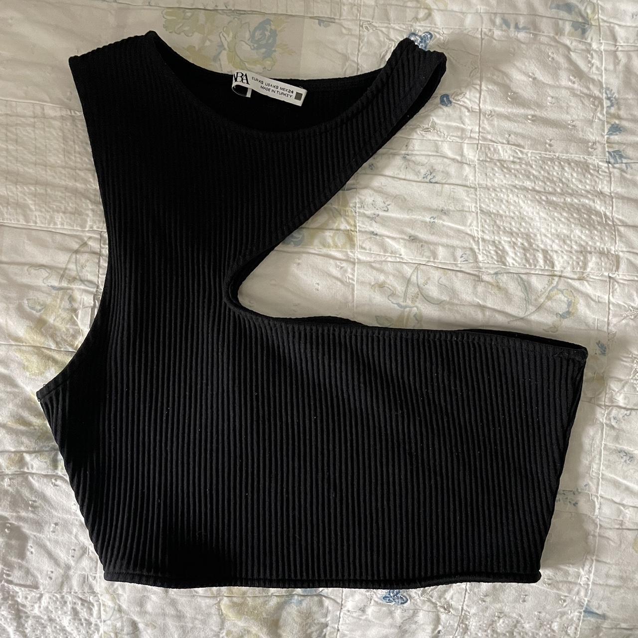 ADORABLE stretchy cut out cropped tank from... - Depop