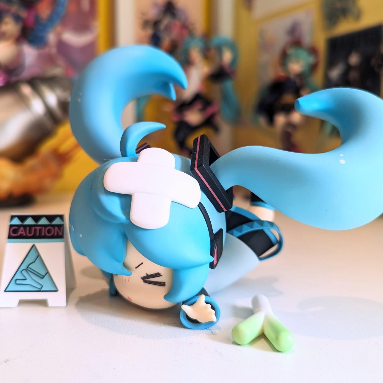 Hatsune Miku Falling series figure, like new... - Depop