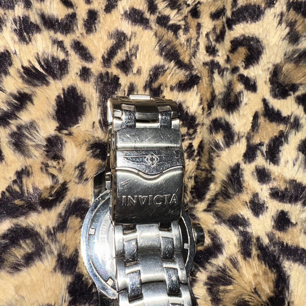 Invicta watch Works will have to change batteries - Depop