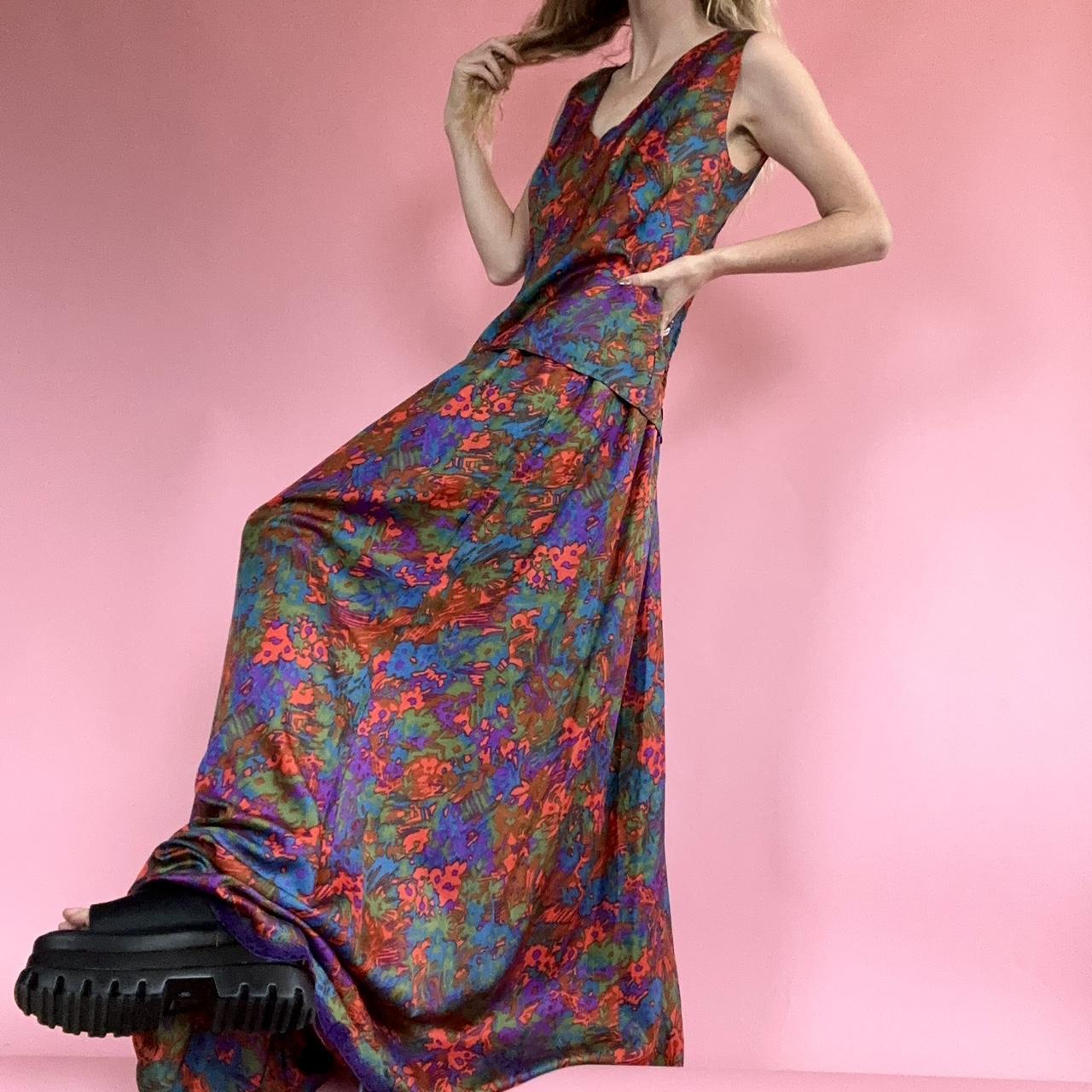 Gorgeous vintage set. Deep colors in a beautiful... - Depop