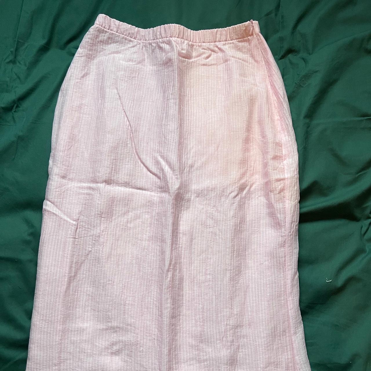 maxi double lined pink mesh skirt, with a zip on the... - Depop