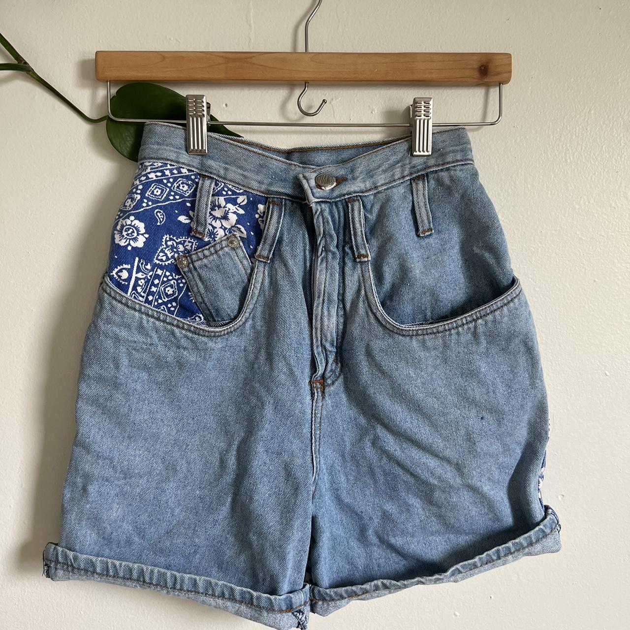 The cutest 90s high waisted shorts Super tiny 23”... - Depop