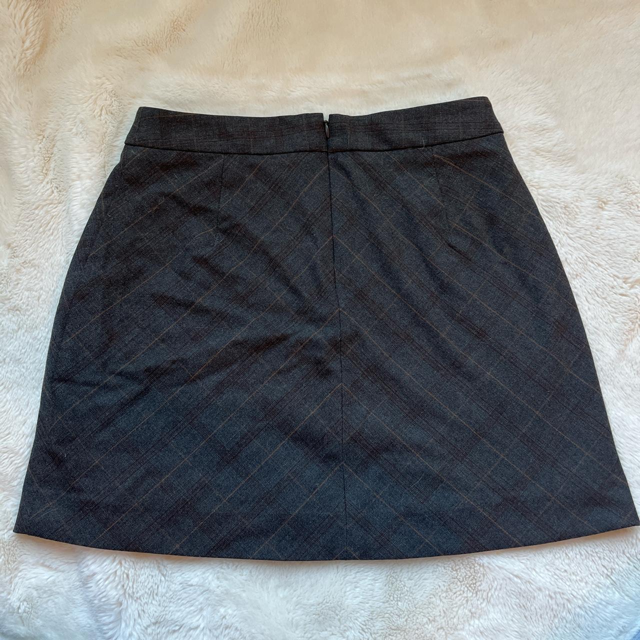 Express mini skirt Grey with burgundy details - Depop