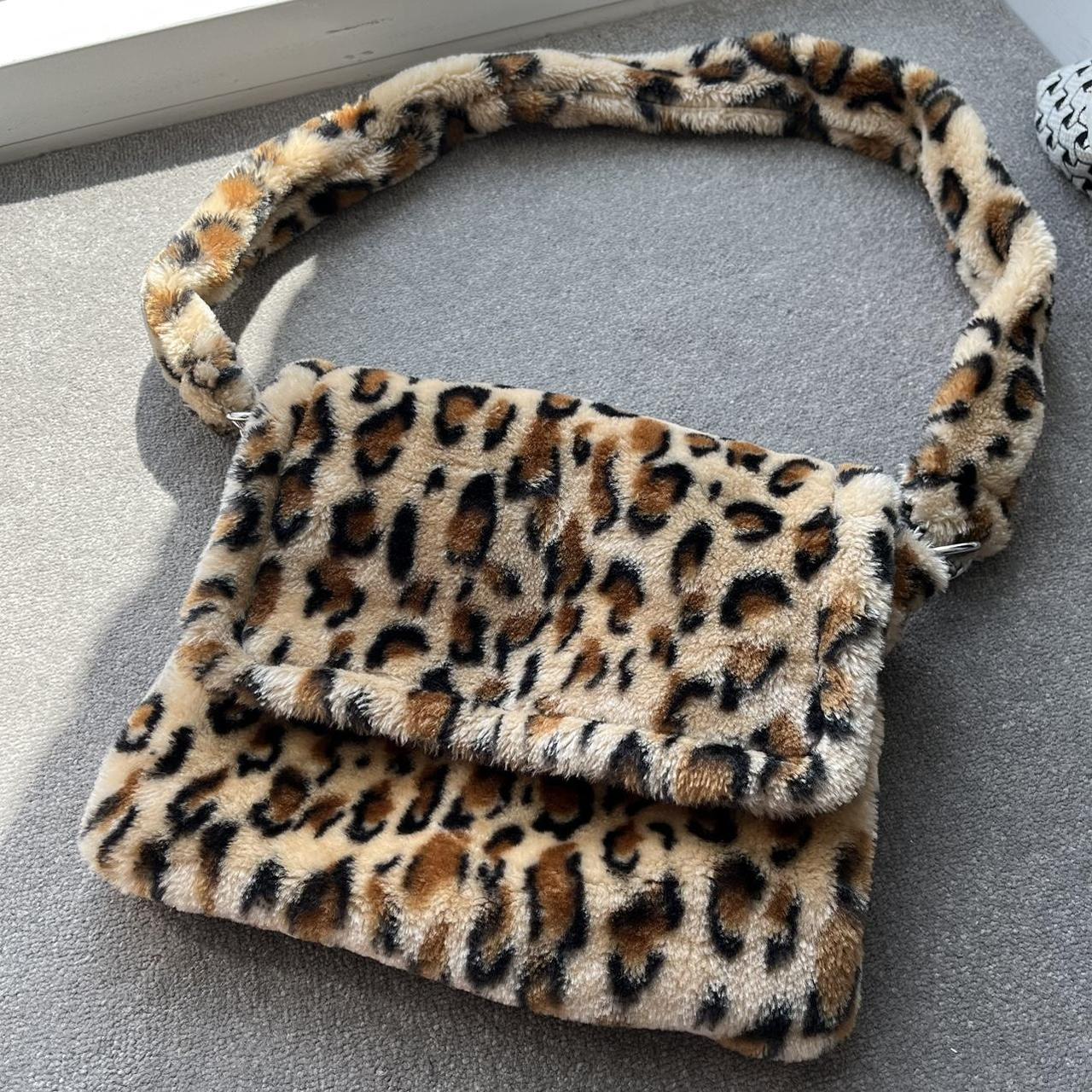 Fluffy cheetah print shoulder/tote bag. Has clasps... - Depop