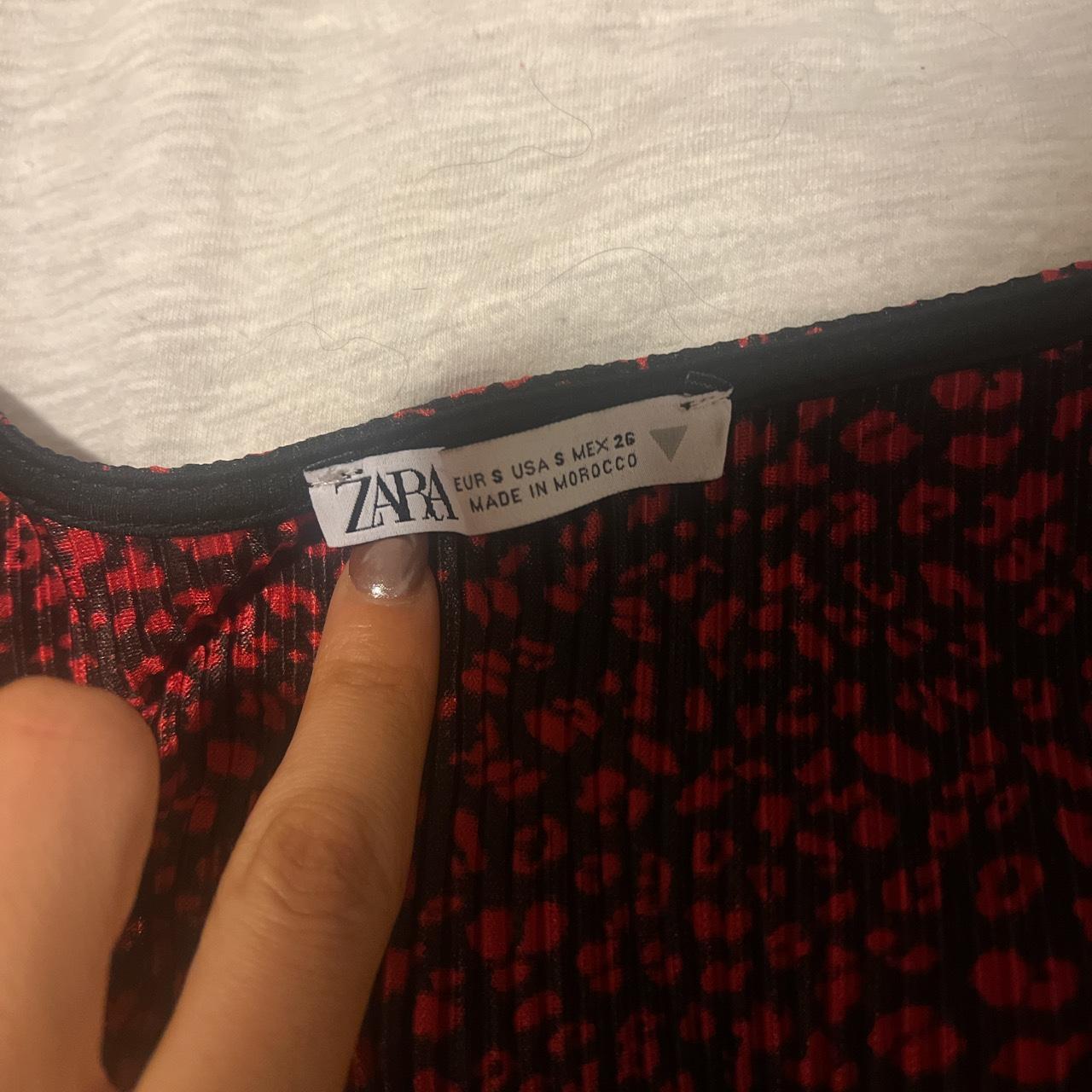 Super cute open cut top Small only worn like 4x - Depop