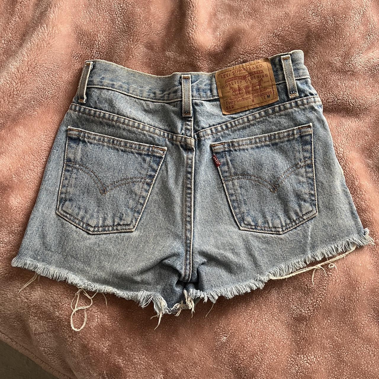 Vintage Levi’s shorts size 25 (labeled size 4) - Depop