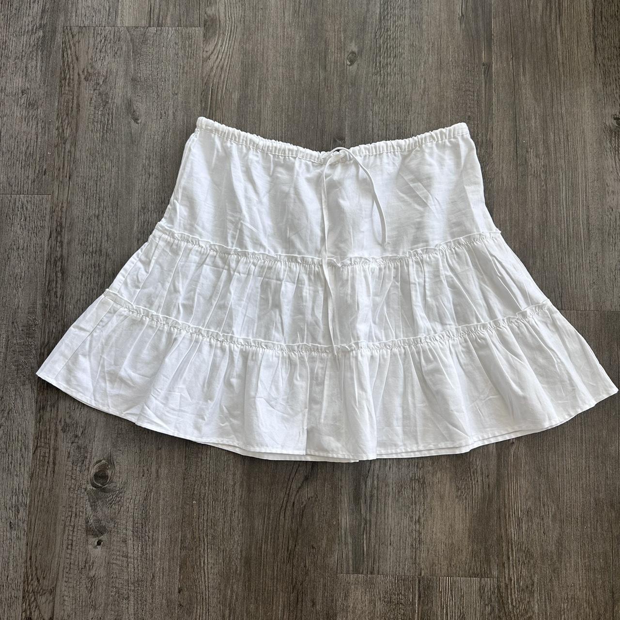 White Flowy Mini Skirt Brand // Aritizia - Sunday... - Depop