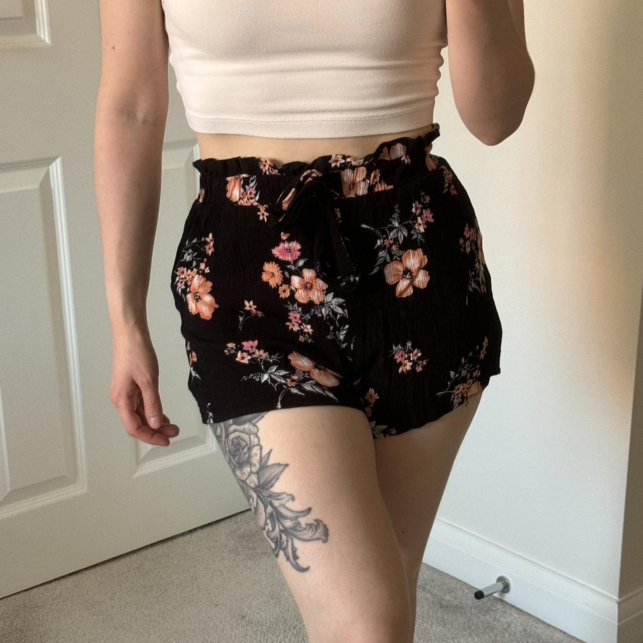 Black floral flowy shorts H&M Size 6 I’m 5 foot for... - Depop