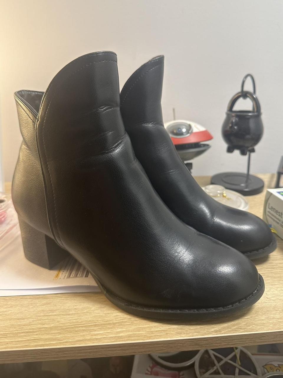 Vybe Orca Size 7 Boots in Black from Spendless Shoes... - Depop