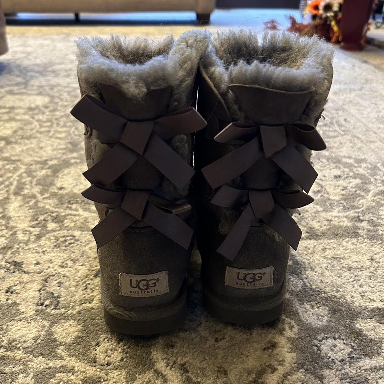 ugh bailey bow grey - size 6 - Depop