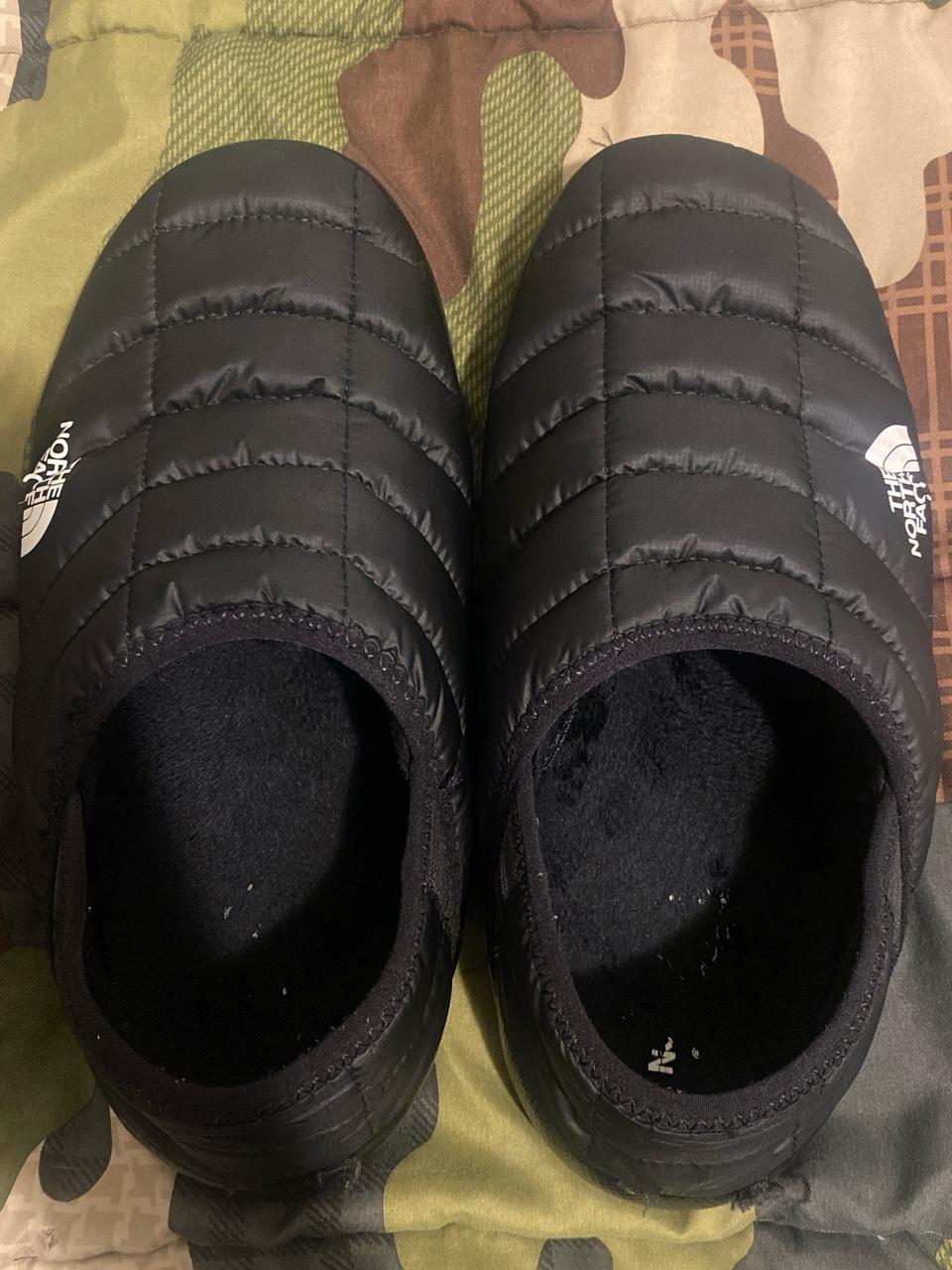 north face puffer slide can fit 9-10 - Depop