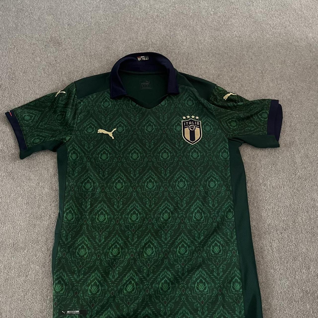 Retro large Italian kit - Depop