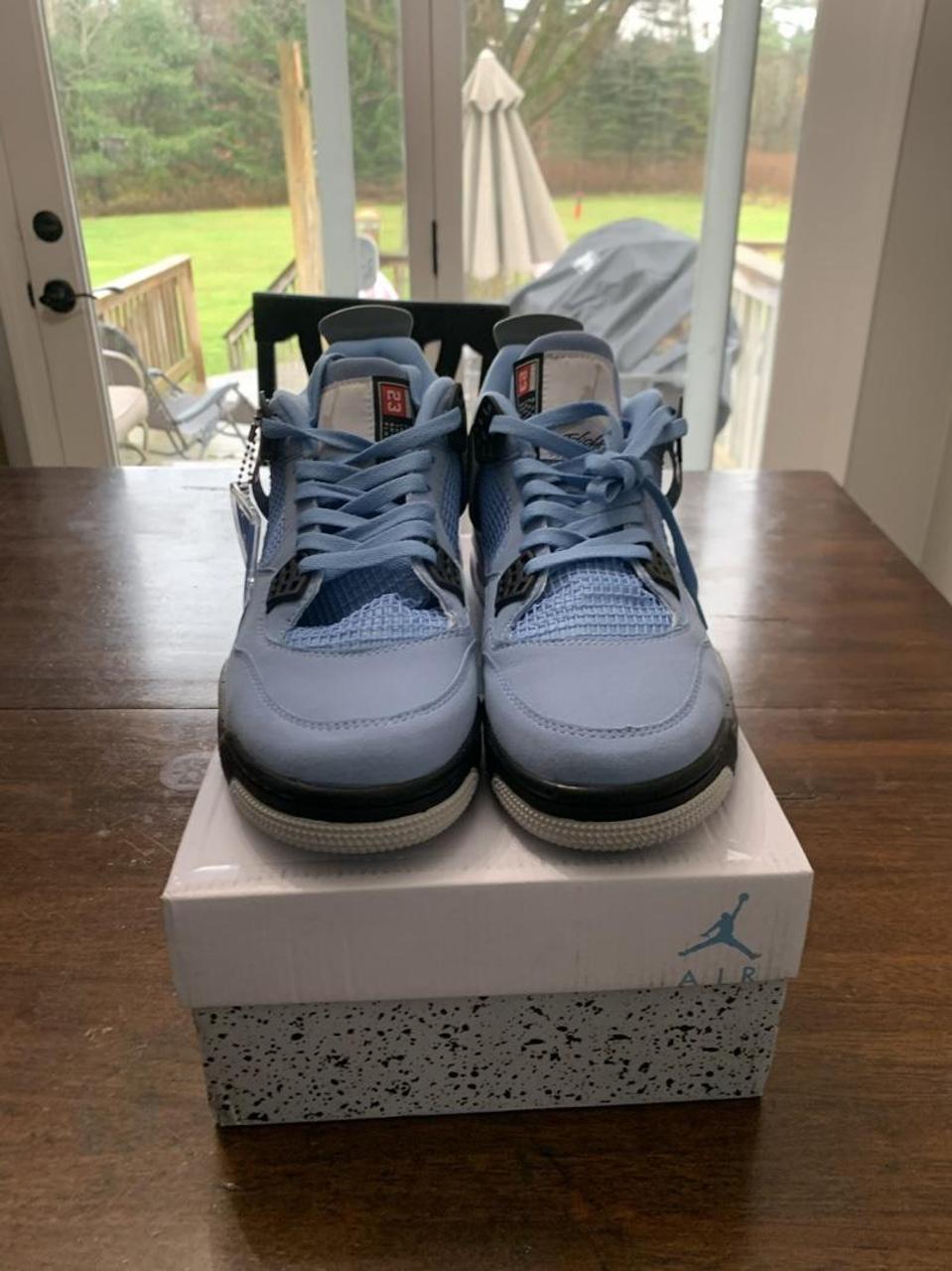 unc 4s friends old shoes selling them comes with box - Depop