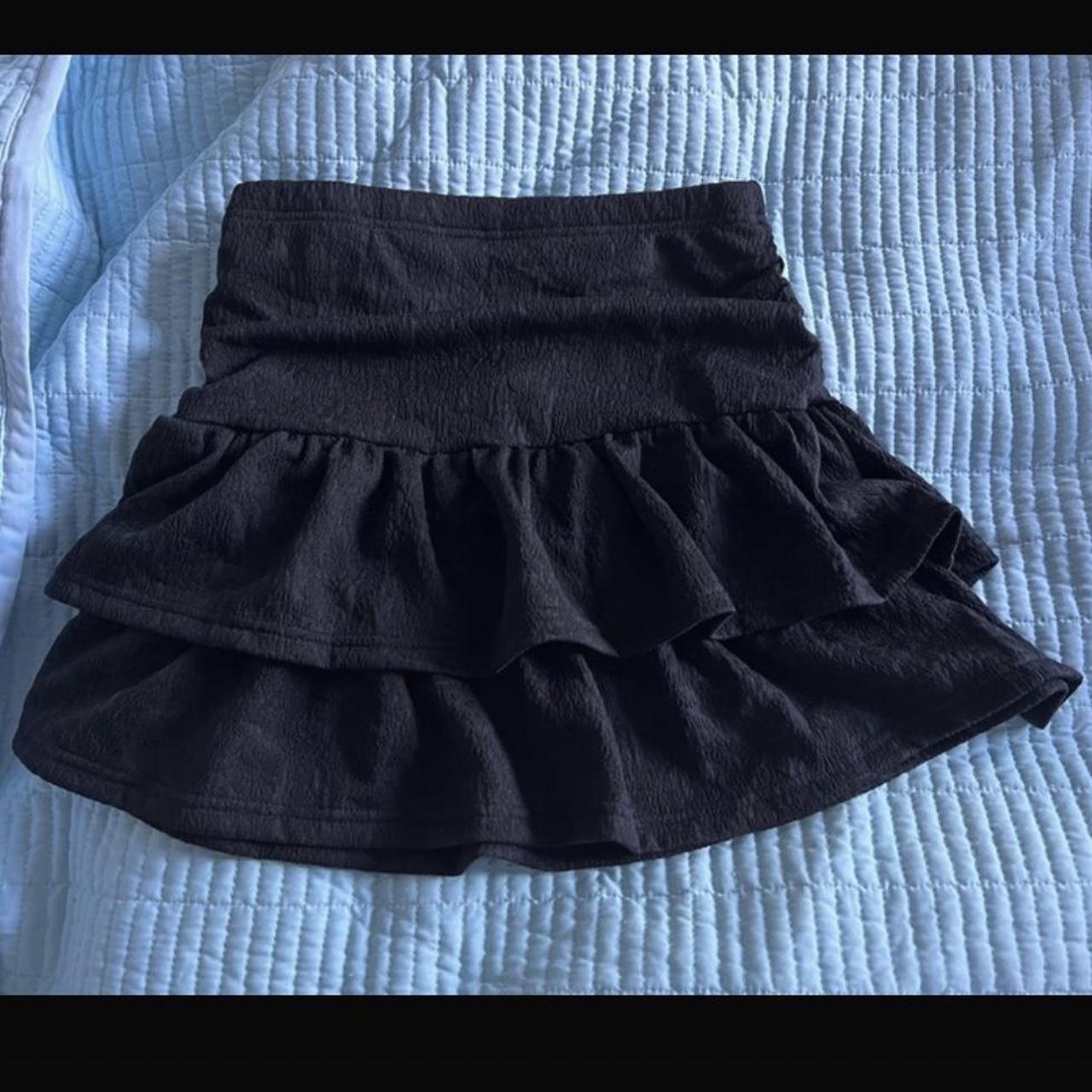 Black ruffle skort Stretchy so would fit a 8-12 - Depop